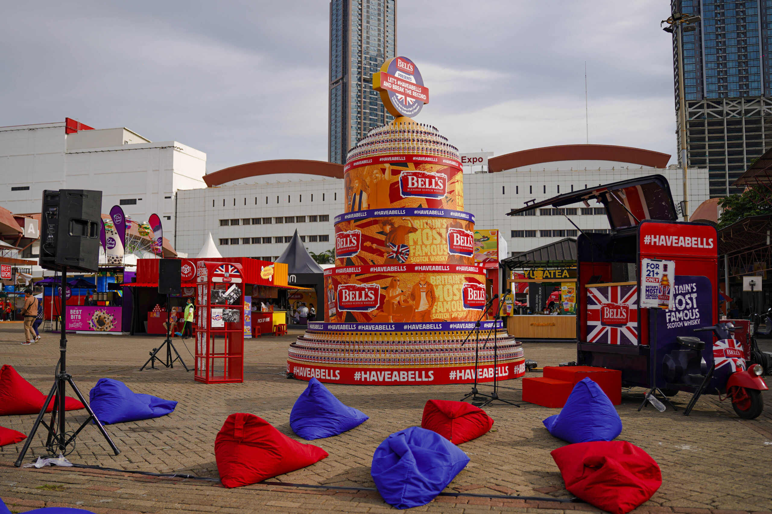 Replika Seni 645 Botol Kosong, Raih Rekor Seni MURI Pertama - Stylish One